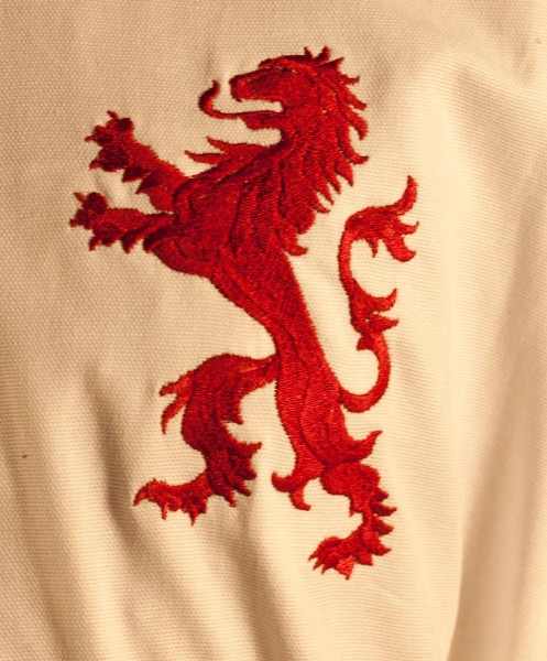 Tabard Mi-Parti avec Broderie Lion commander en ligne chez larp-fashion.fr
