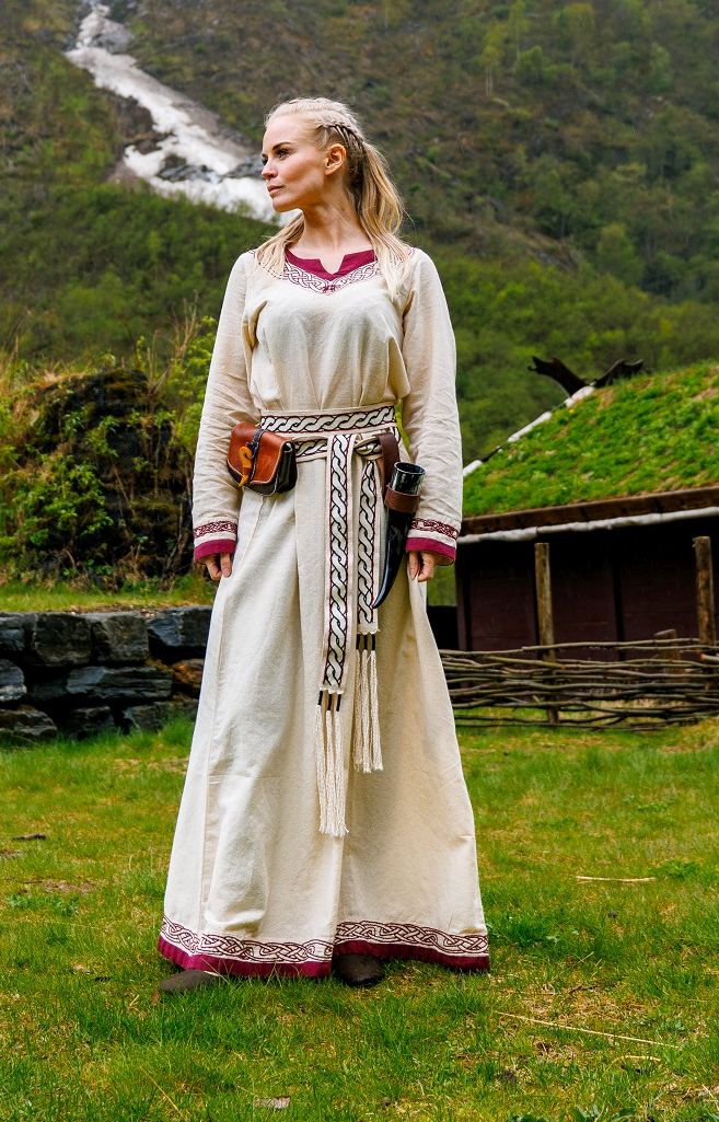 Viking Style Dress w/ Hand Embroidery beställ på nätet - larp-fashion.se